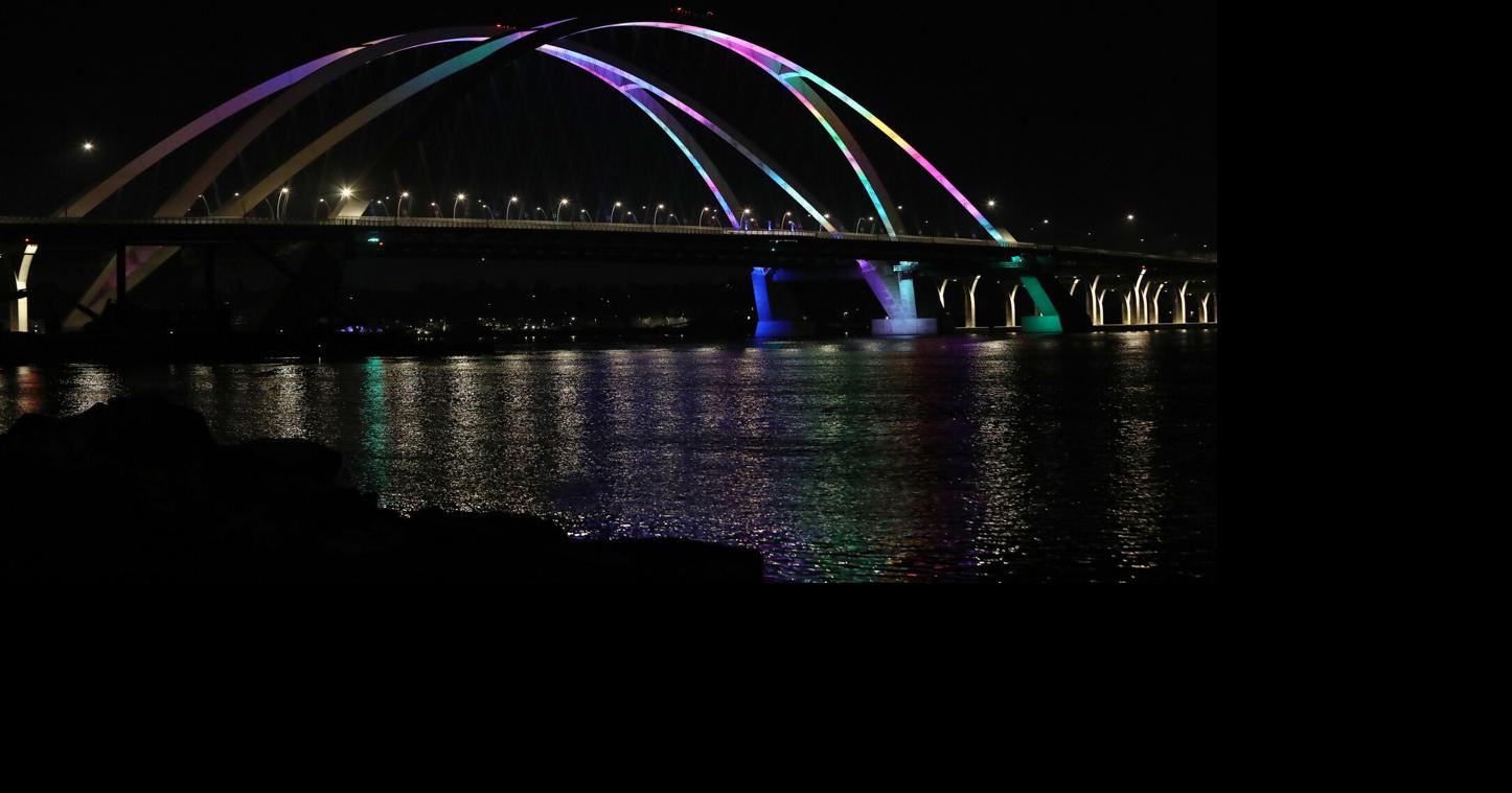 Quad-Cities I-74 bridge - who decides colors of the lights?