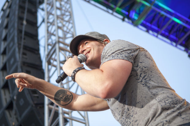 Versatile Jerrod Niemann ignites Mississippi Valley Fair finale