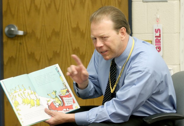 Volunteer reader brings unique style to classroom