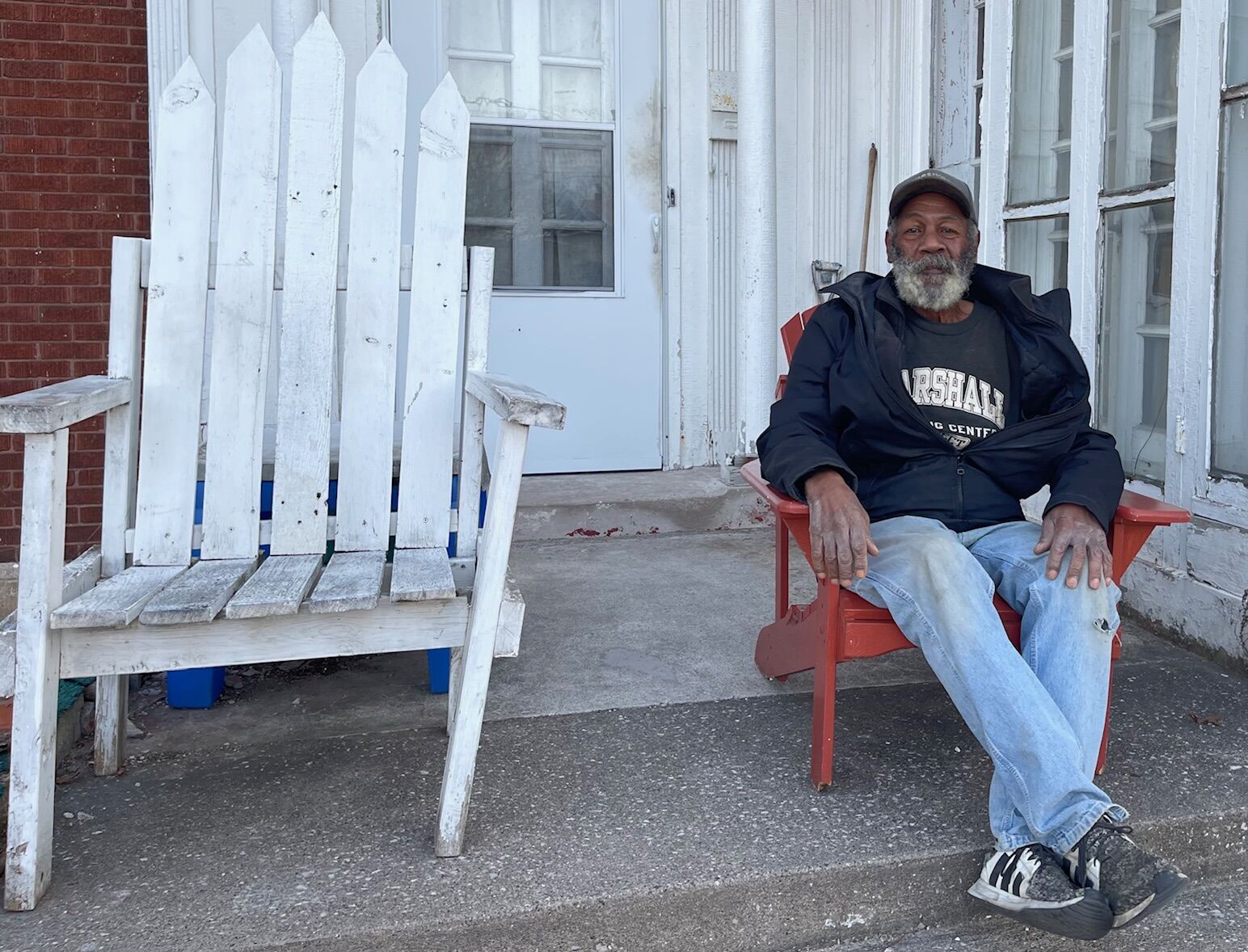 Davenport's Mayor of Gaines Street gives waves and smiles