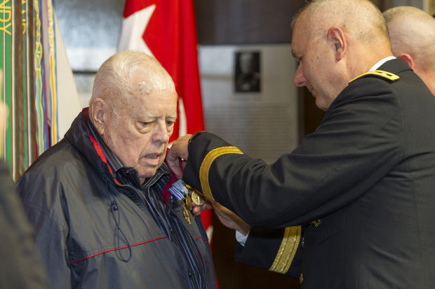 WWII vet receives Distinguished Flying Cross 69 years later