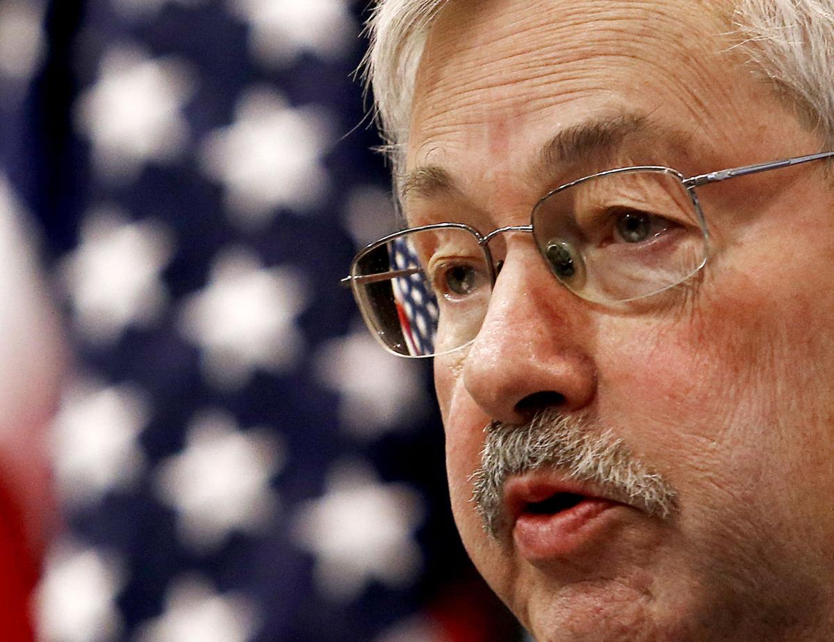 Branstad signs expanded gun rights into law