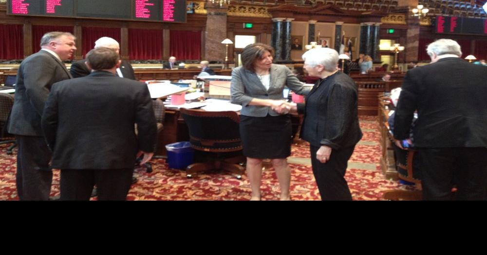 Iowa Senate praises University of Iowa president