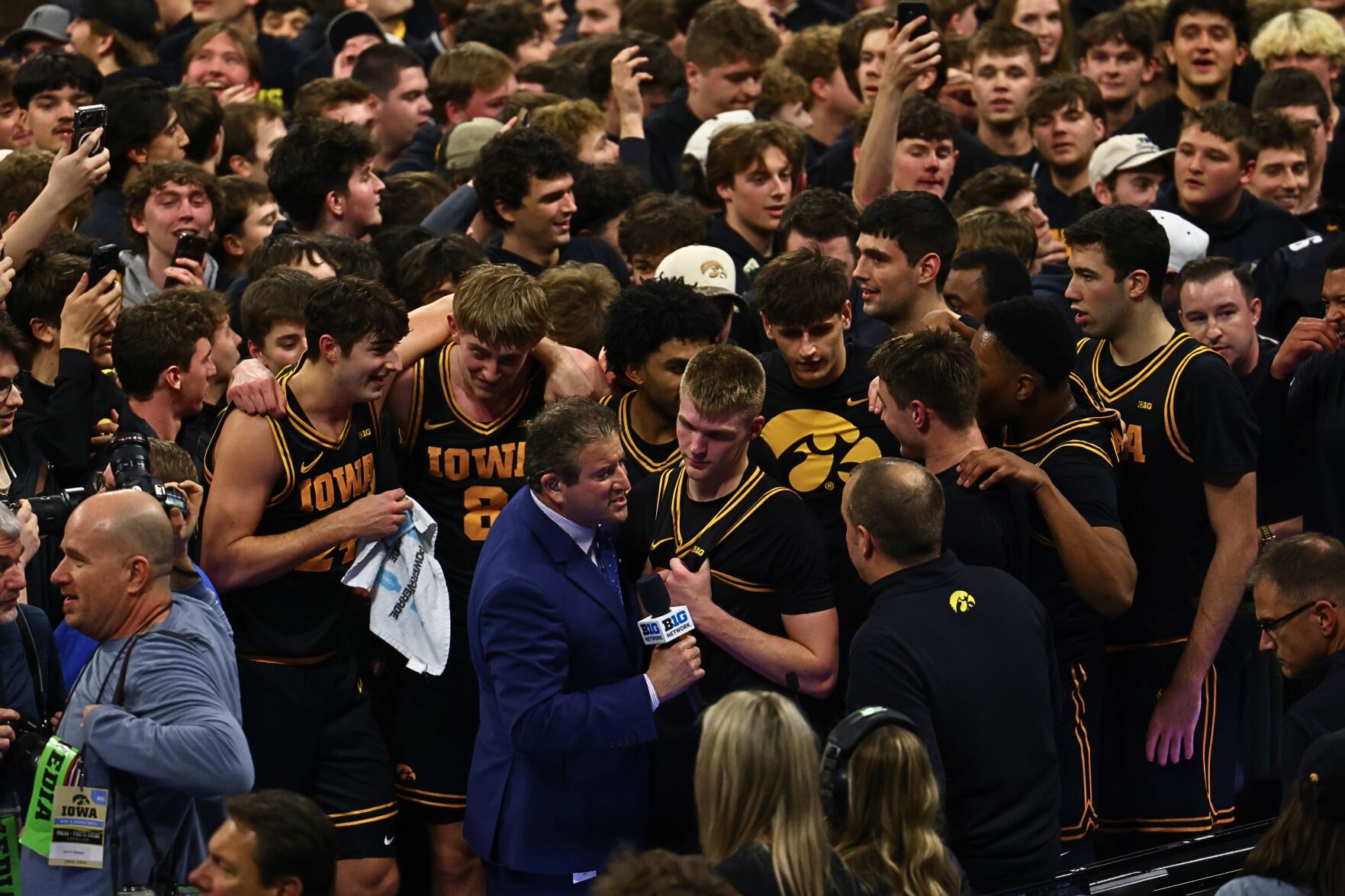 Iowa men's basketball keeps winning streak alive: Photos