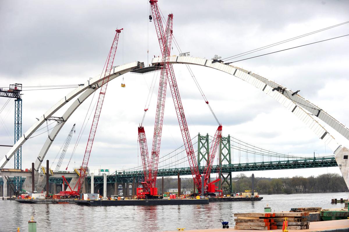 I-74 bridge work in Quad-Cities prepares for final arch pieces ...