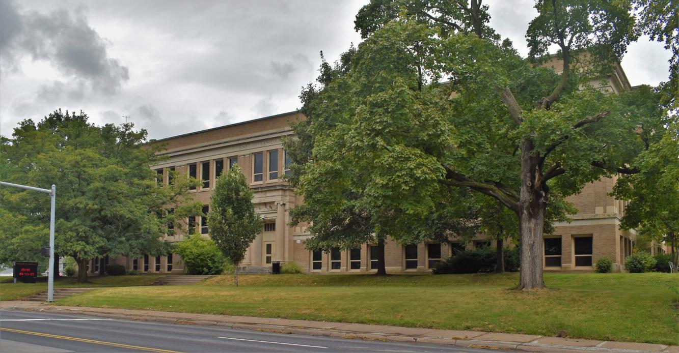 Davenport school board tables action on Sudlow, Smart projects