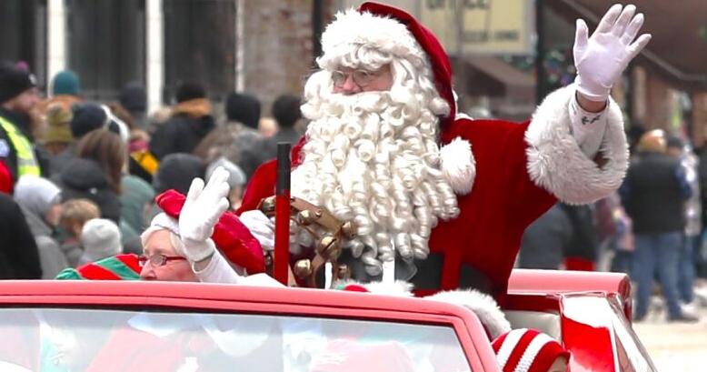 Thousands turn out for downtown Davenport holiday parade