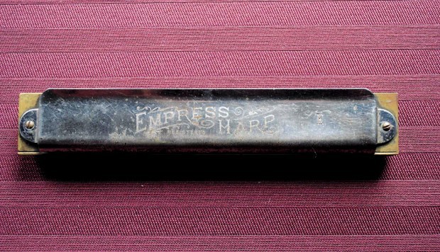 Q-C area man discovers a stringless harp