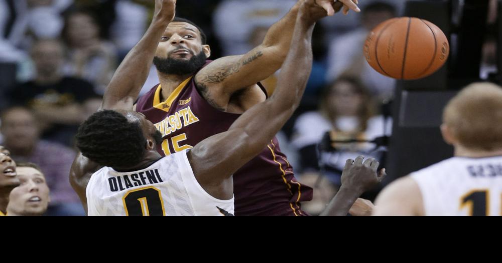 Punchless Hawkeyes lose to Minnesota