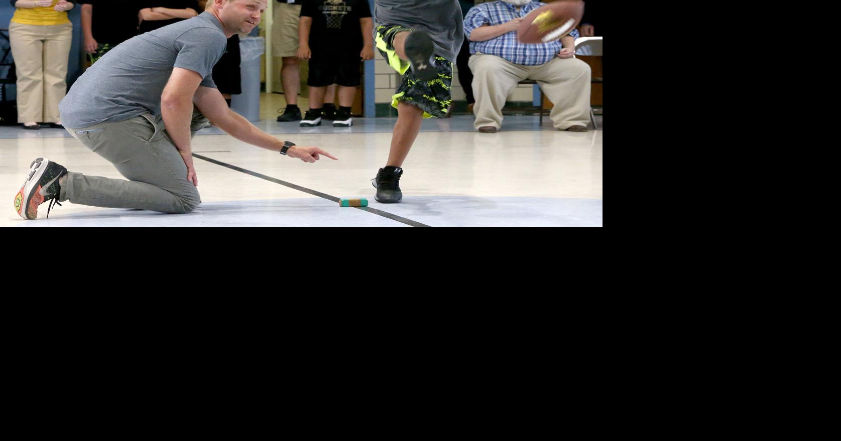 Hayes Elementary wins with former Iowa star