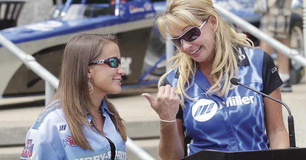 Drag-racing women have need for speed