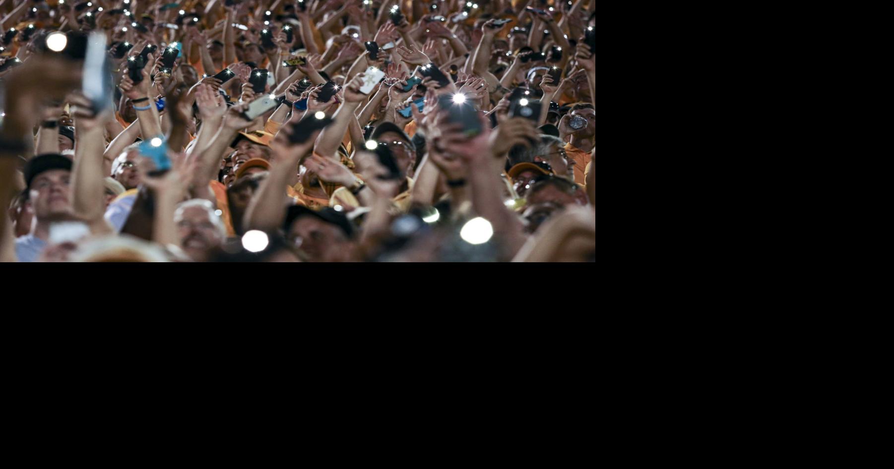 Hawkeyes' 'Kinnick Wave' featured in Carrie Underwood's new music video