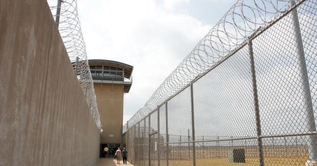 USP Thomson names new warden, permanently becomes low-security prison