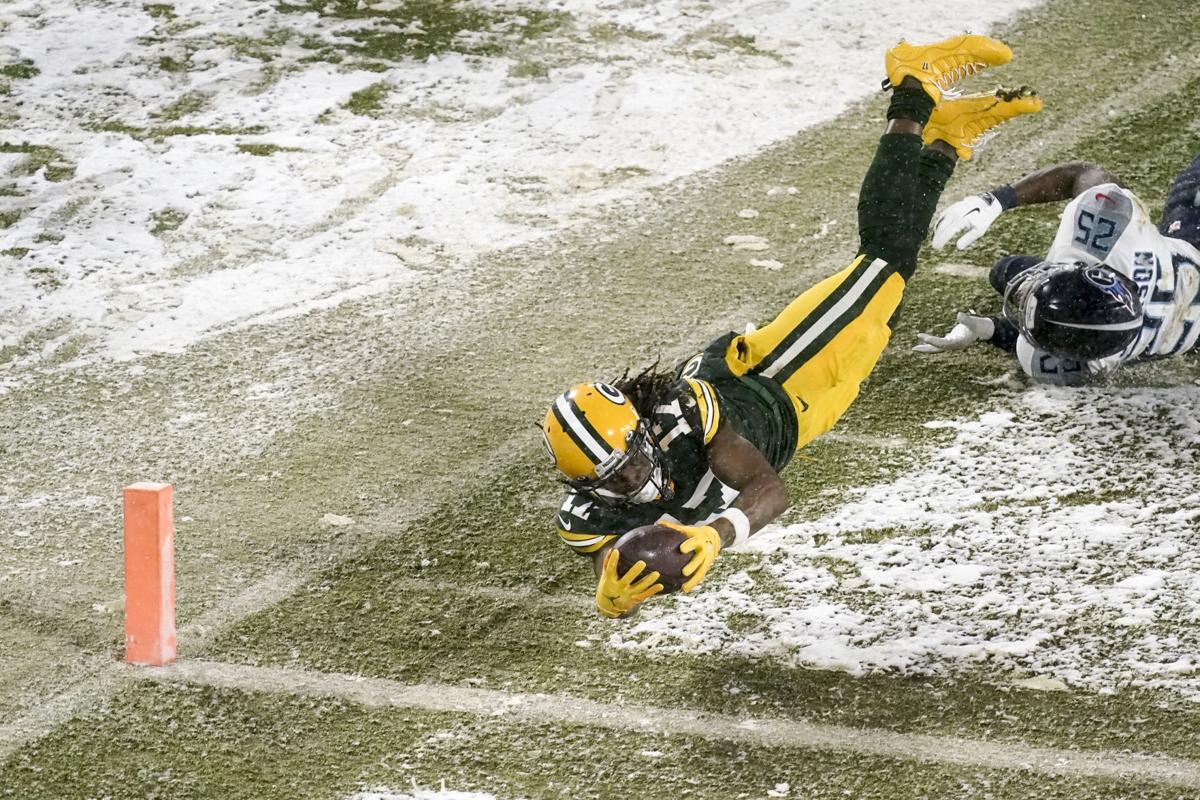 Adams shines in snow as Packers trounce Titans 40-14