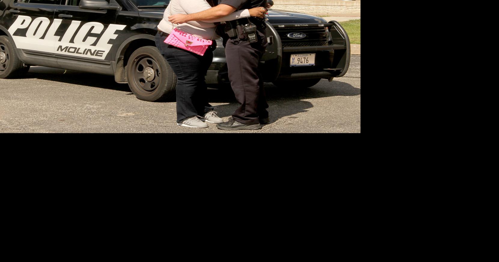 Moline police officer pays it forward