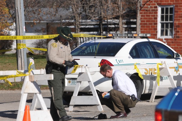 Bank robbery suspects wound 2 lawmen