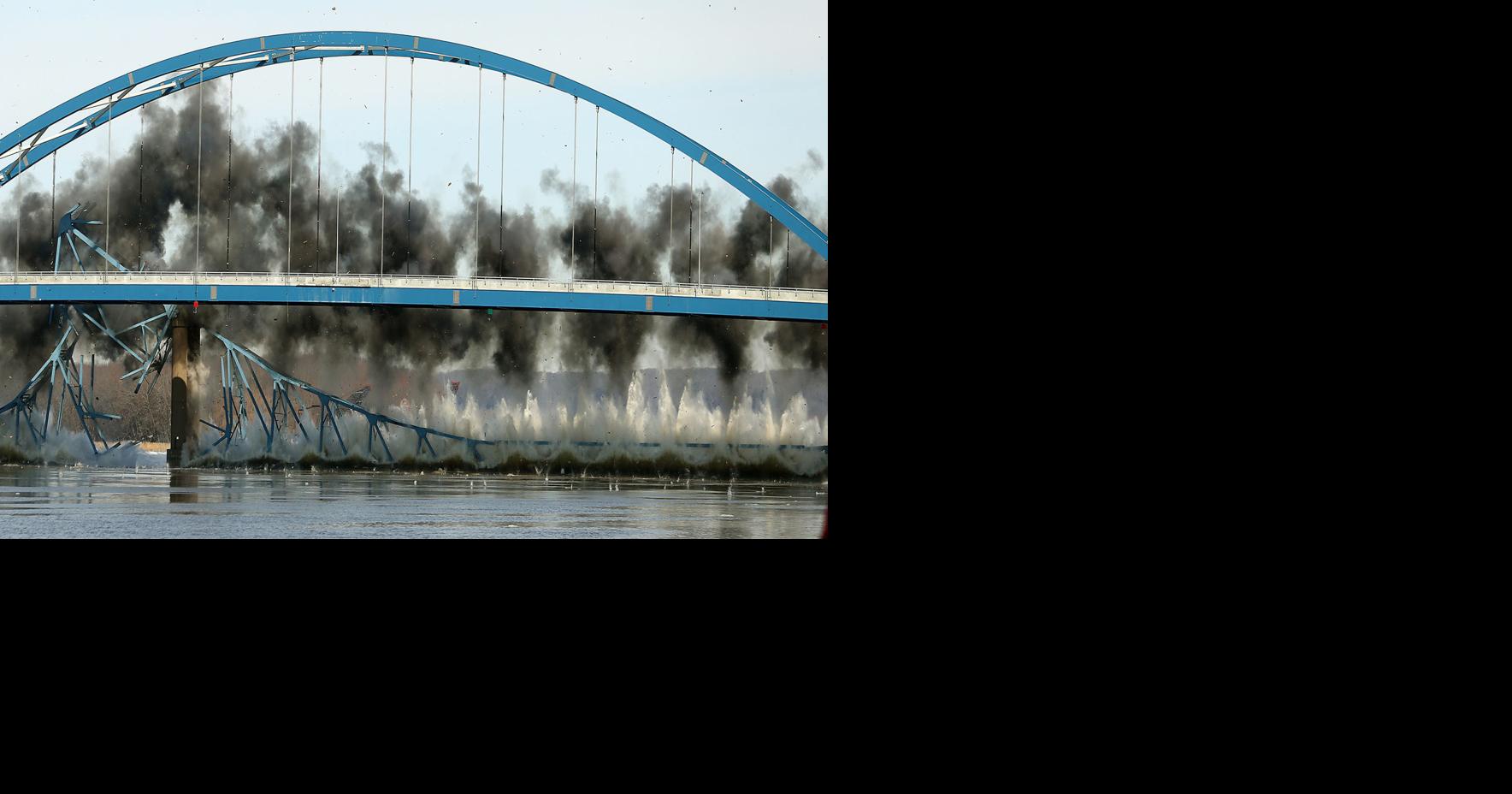 Photos: Savanna / Sabula Bridge Implosion
