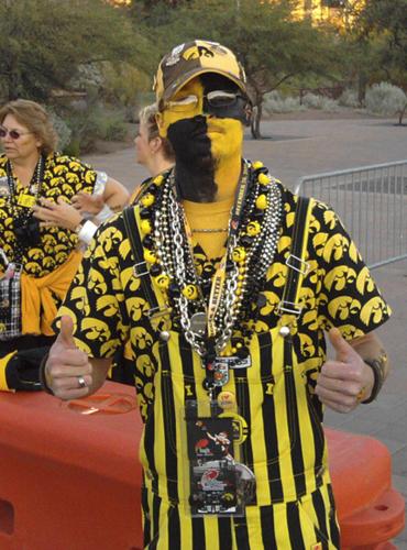 Hawkeyes fans soak up fun, sun, face paint in Arizona