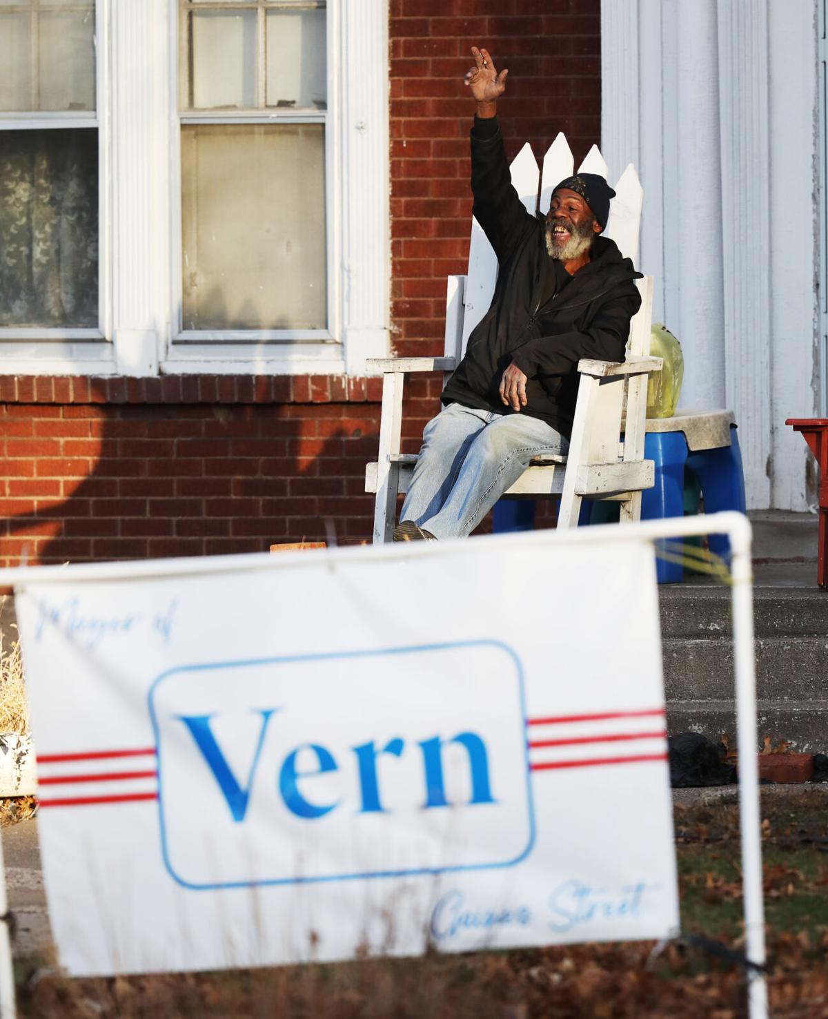 Davenport's Mayor of Gaines Street gives waves and smiles