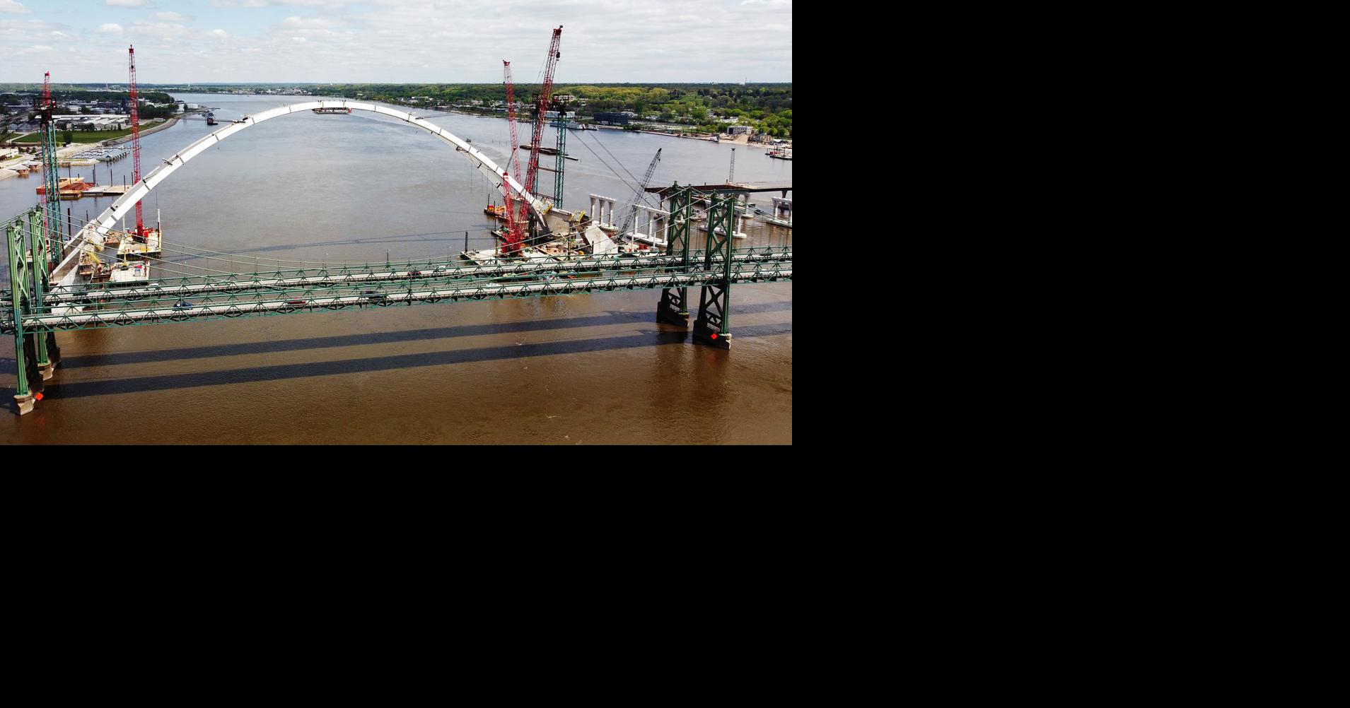 The old and new Interstate 74 Bridges