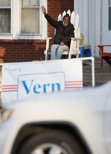 Davenport's Mayor of Gaines Street gives waves and smiles