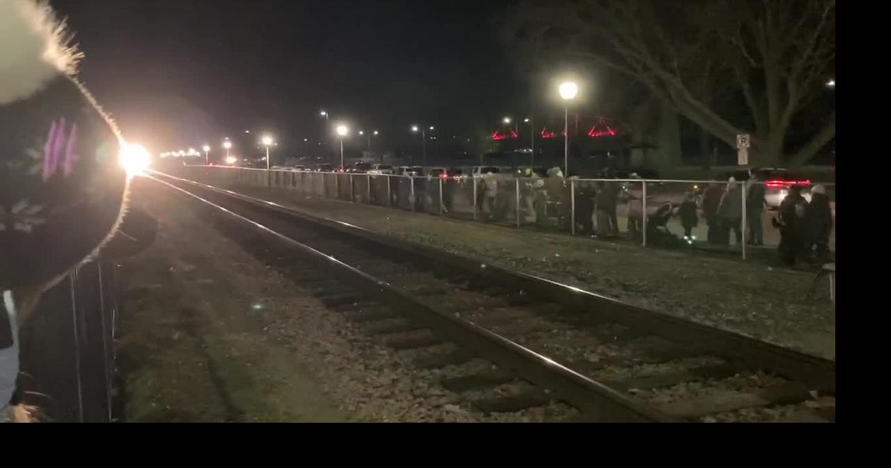 Holiday train enters muscatine