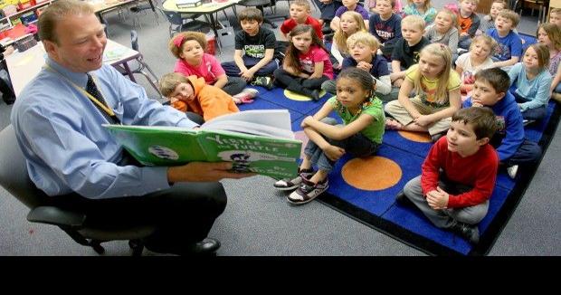 Volunteer reader brings unique style to classroom