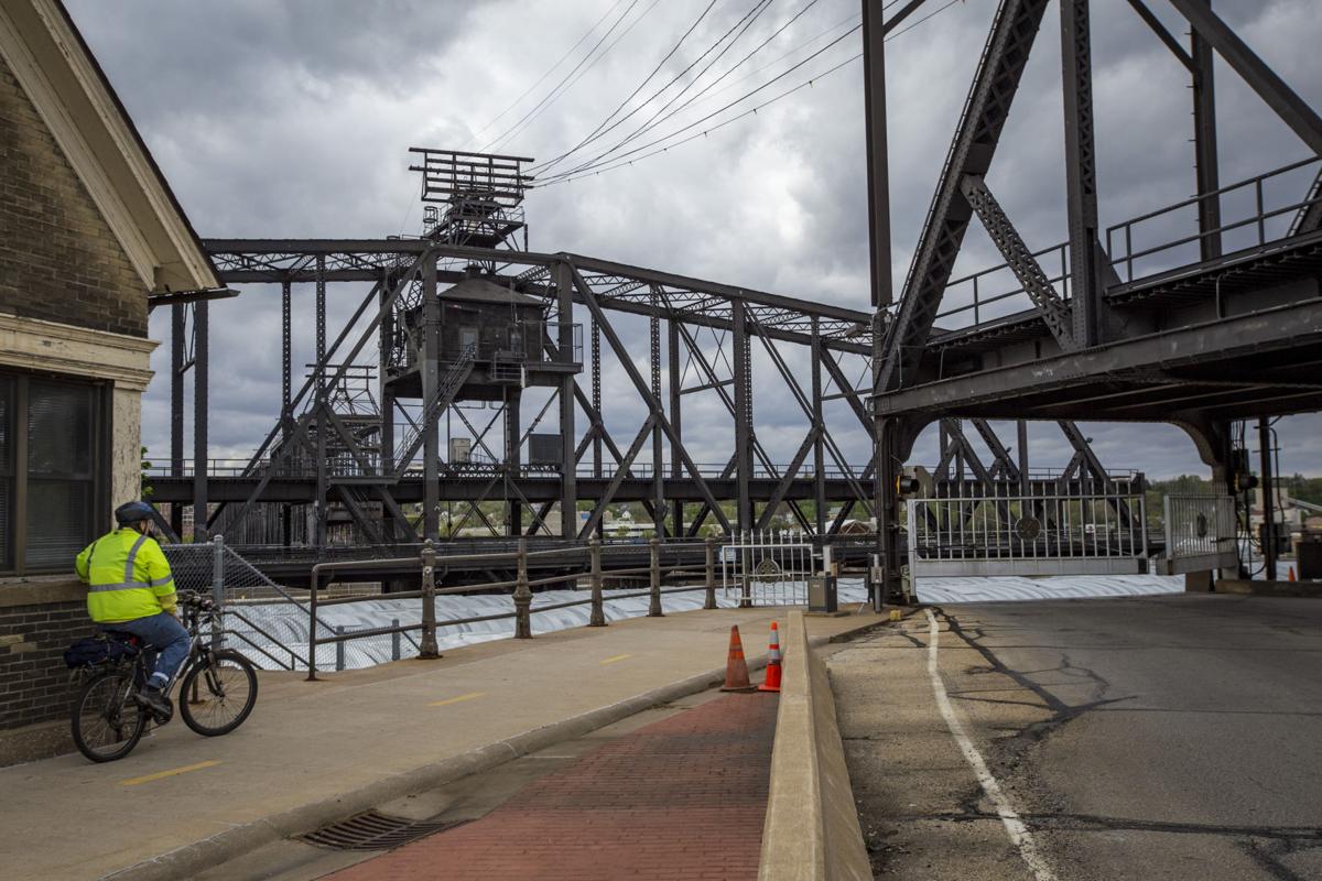 Government Bridge malfunctions, closes to vehicles