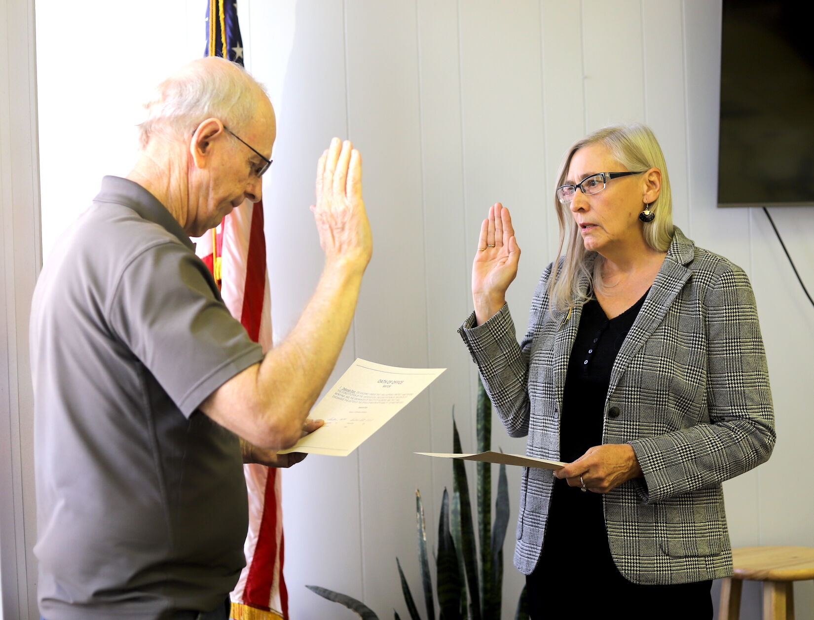 Glendive Mayor Deb Dion sworn in Friday | News | rangerreview.com