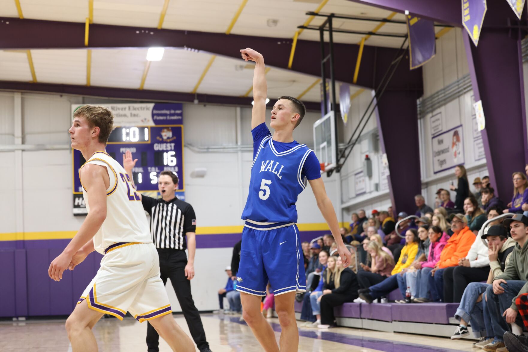 Wall boys basketball connection a key to winning streak