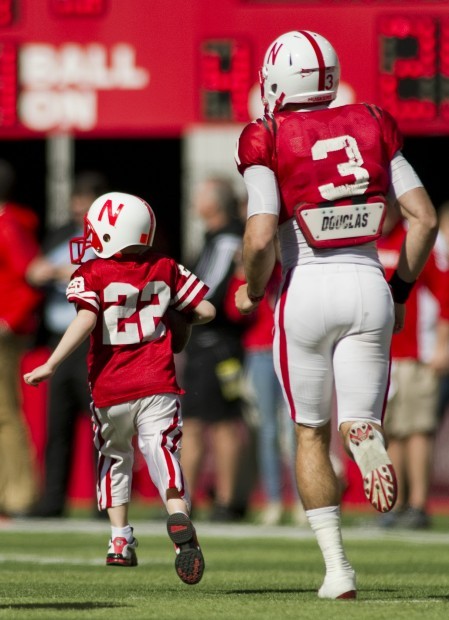 College football: Young cancer patient scores Nebraska touchdown ...