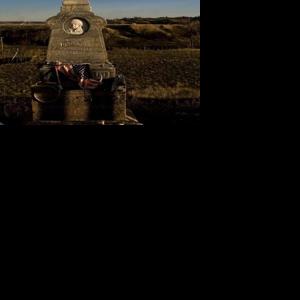 Chief's grave inspires visitors' pilgrimage
