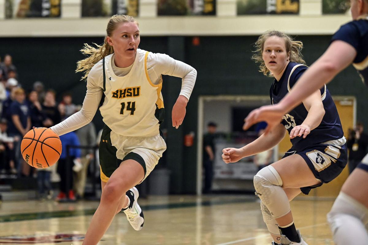 Yellow Jacket women cruise, men stunned at Westminster