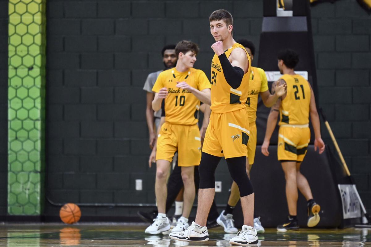 Ragsdale lead BHSU men to victory, women fall to Regis