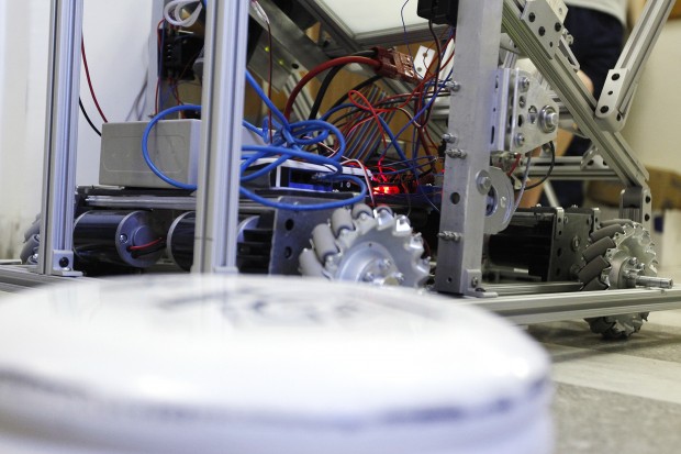 Students build Frisbee-flinging robot