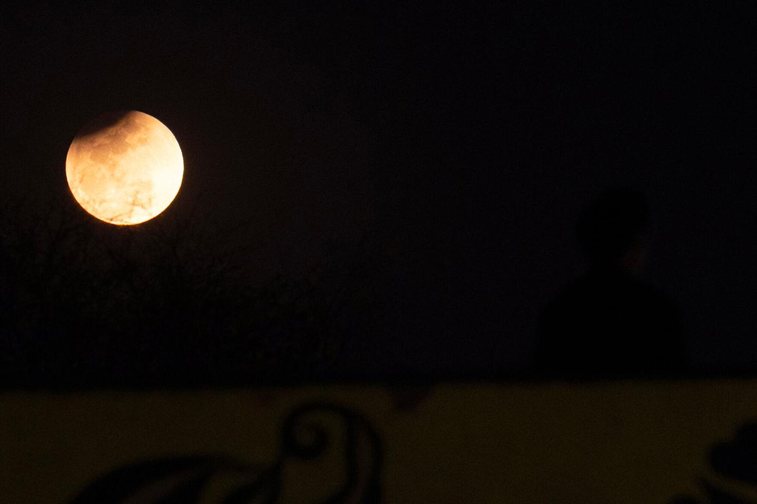 Photos show the March 2026 blood moon and total lunar eclipse around ...