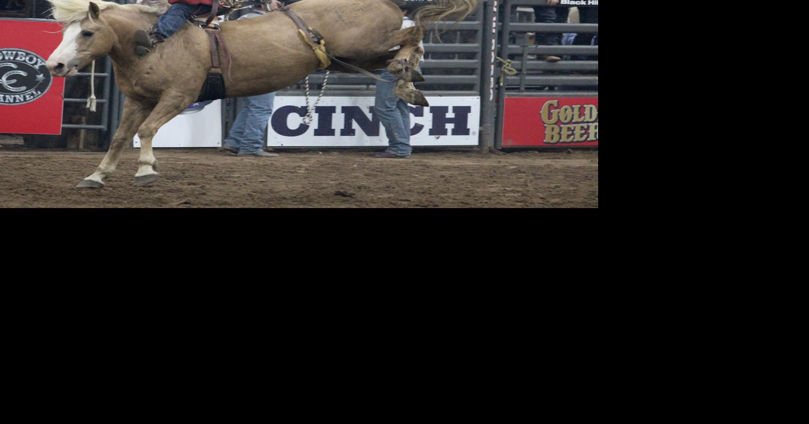 Stetson Wright steps up and qualifies for semifinals in saddle bronc riding