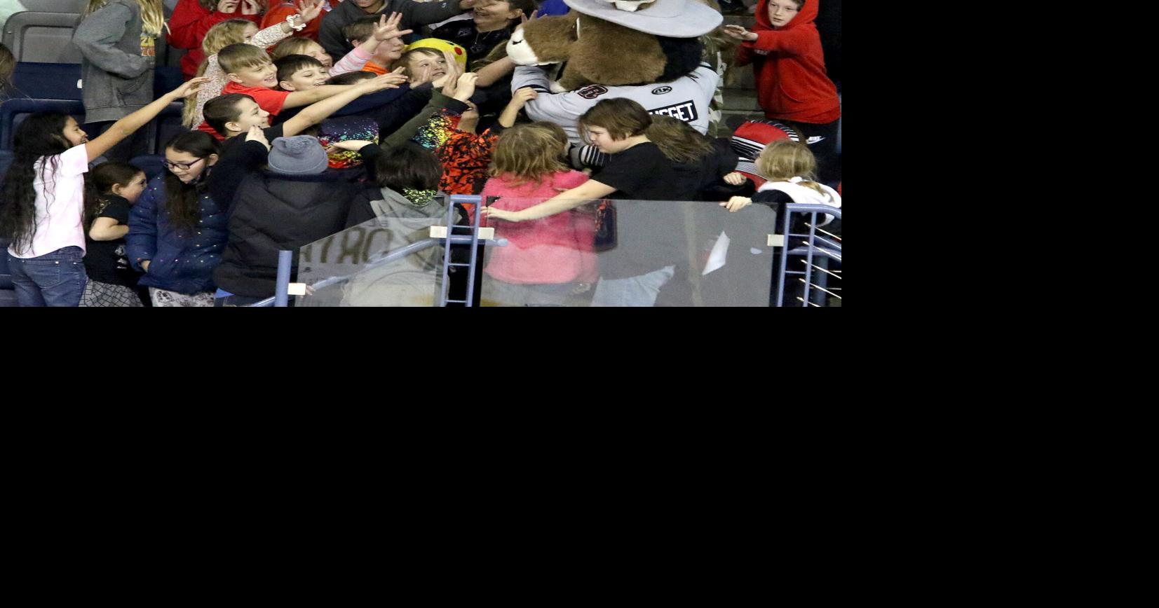 PHOTOS and VIDEO: Rush take on Thunder with student crowd
