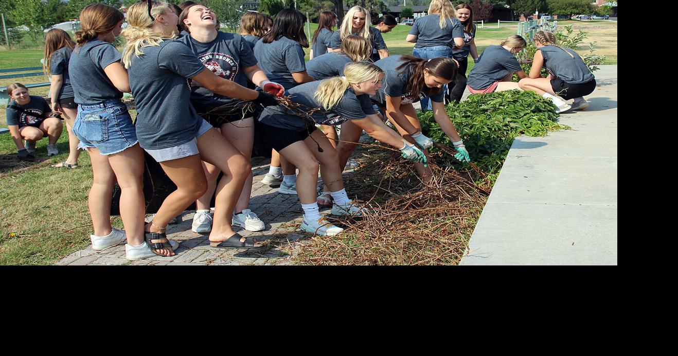 Hamilton athletes give back during Fall Sports Community Day