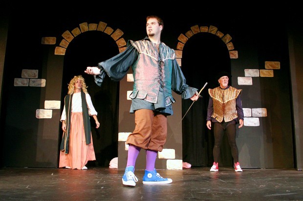 Fool’s Theatre presents whirlwind satire of Shakespeare