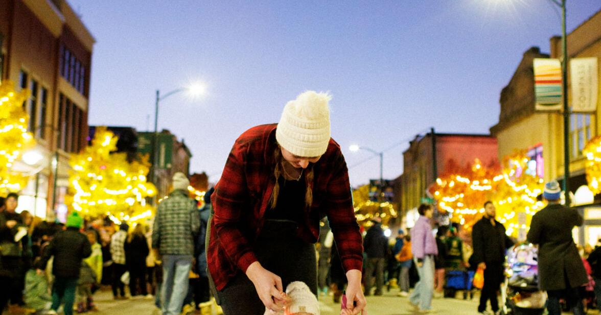 TONIGHT'S THE NIGHT: Light Parade heralds Santa's arrival | Local News ...