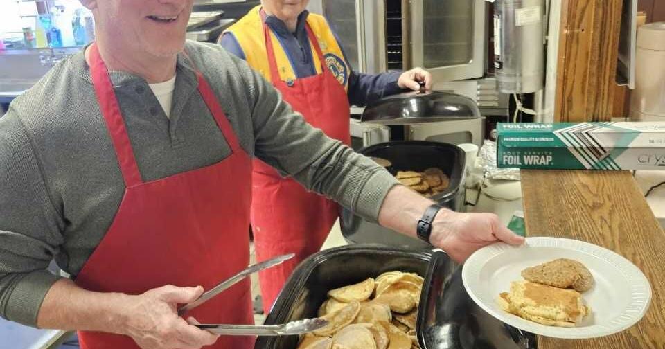 Shawn Harpst and Jim Kohlmeyer serve the hundreds of guests at the ...