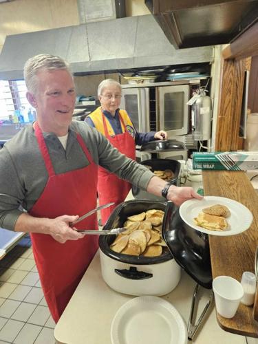Shawn Harpst and Jim Kohlmeyer serve the hundreds of guests at the ...