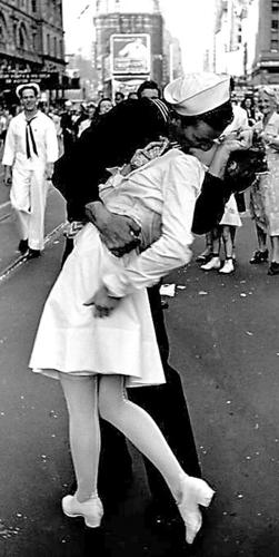 Sculpture of end-of-World War II kiss lands in Normandy | News ...