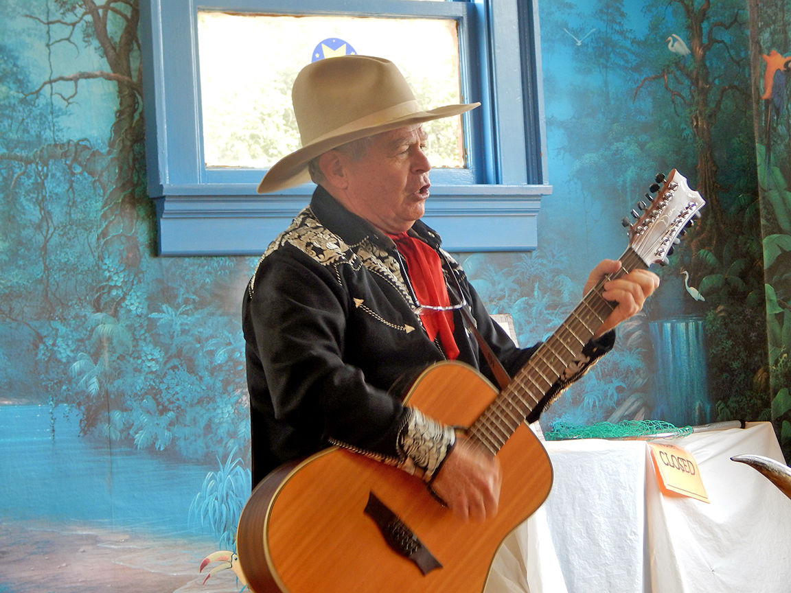 Cowboy Ken entertains audience with tales of the American cowboy ...