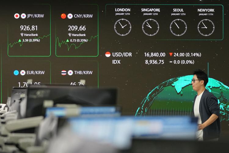 Wall Street pulls back from its records as JPMorgan Chase and Delta ...