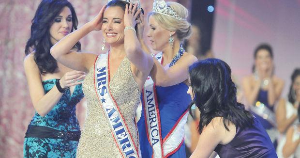 Mrs. Florida wins crown at pageant | News | register-herald.com