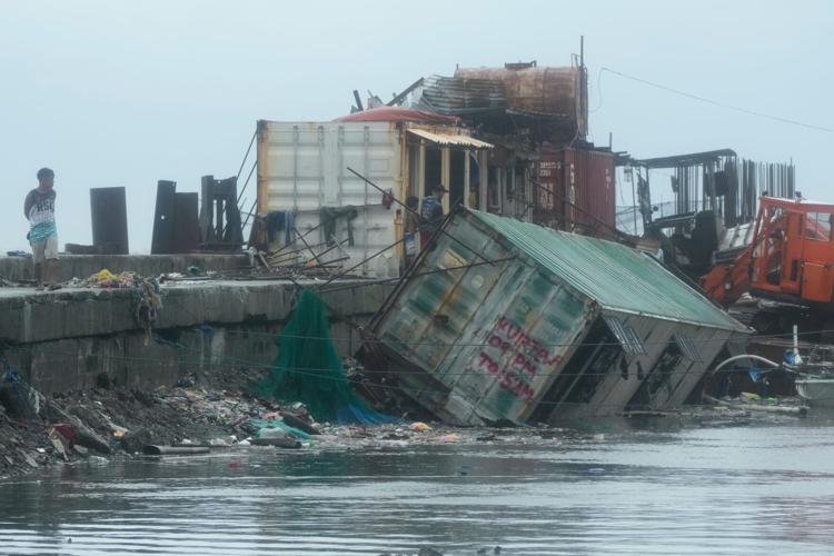 Typhoon Fung-wong blows away from the Philippines, leaving 8 dead and 1.4 million displaced ...