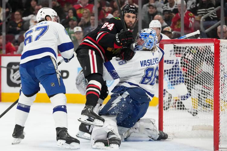 Lightning beat Blackhawks 2-1 in shootout in their 15th straight game ...