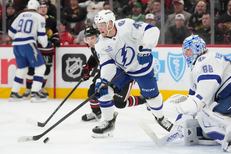 Lightning beat Blackhawks 2-1 in shootout in their 15th straight game ...